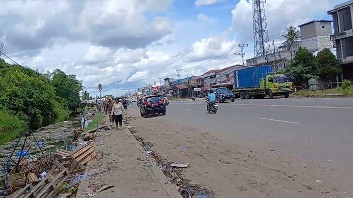 Satpol-PP Tertibkan PKL di Jalan Trans Kalimantan Handil Bakti Batola ...