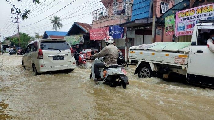Luapan Sungai Tabalong Sampai HSU, Jalan Intan HSU Terendam Air ...