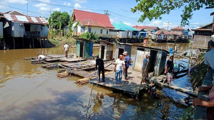 Mudahkan Jamaah Haul Wali Lima di Martapura, Relawan Rakit Jamban Apung ...