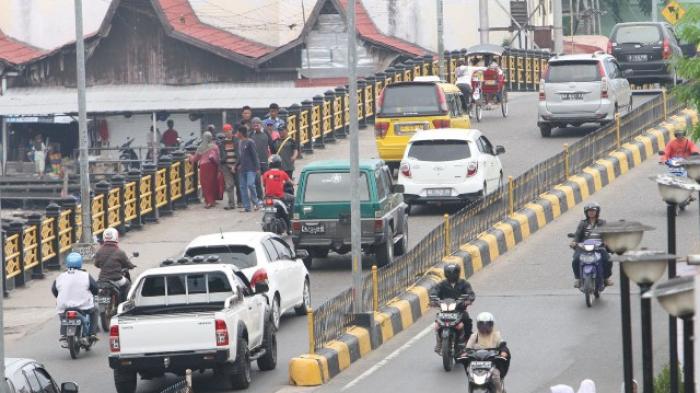 Tinggikan Median Jalan di Atas Jembatan Pangeran Antasari Banjarmasin ...