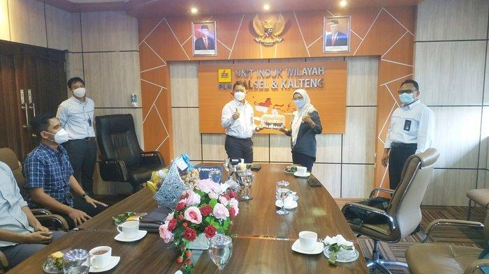 Banjarmasin Post Kunjungi Kantor PLN, Beri Ucapan dan Kado Ultah kepada ...