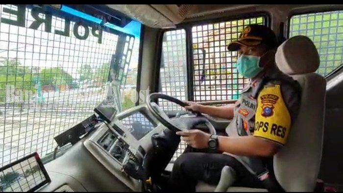 Kapolres Tapin AKBP Eko Hadi Prayitno Kemudikan Truk Water Canon di ...