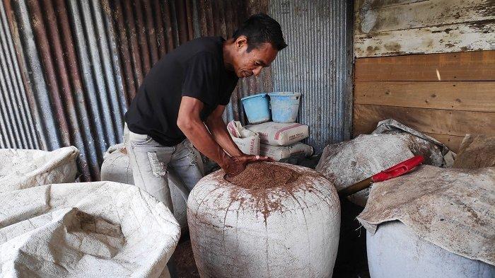 KalselPedia - Kuin, Tempat Kerajinan Tajau atau Gentong di Banjarmasin ...