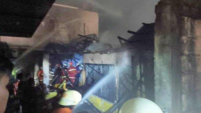 Bangunan di Jalan Ahmad Yani Km29 Banjarbaru Terbakar, Relawan Damkar Kesulitan Sumber Air ...