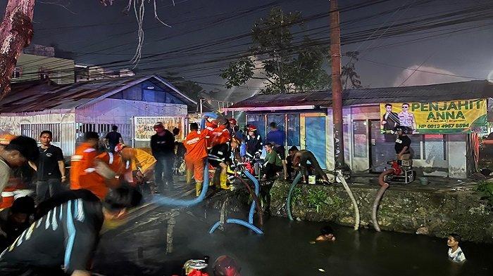 BREAKING NEWS : Kebakaran di Bumi Mas Raya, Relawan Damkar Terjun ke ...