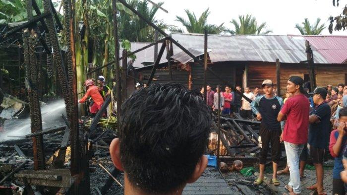 BREAKING NEWS: Api Bakar Lima Rumah di Desa Awang Besar Barabai, Diduga ...