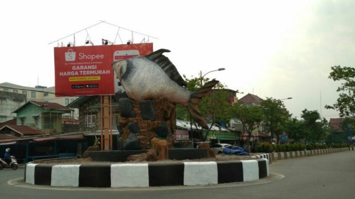 Kalselpedia : Patung Ikan Kelabau Merupakan Ikon Kota Banjarmasin ...