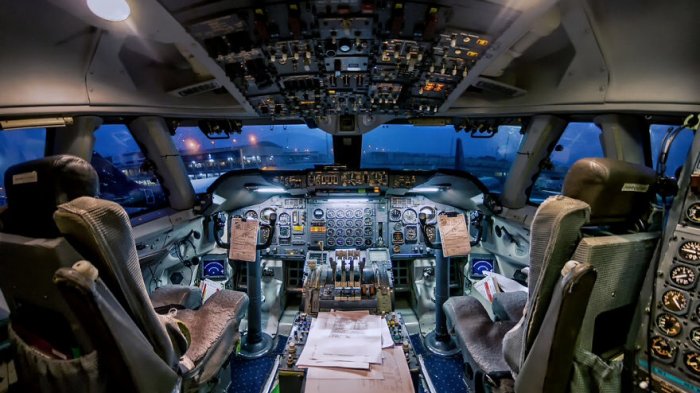 Di Tengah Instrumen Panel dan Tombol Njelimet Kokpit Pesawat Tetaplah ...