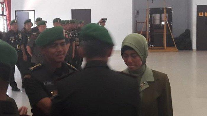 Irma Nasution Menangis Seusai Kolonel Hendi Suhendi Dicopot dari Dandim ...