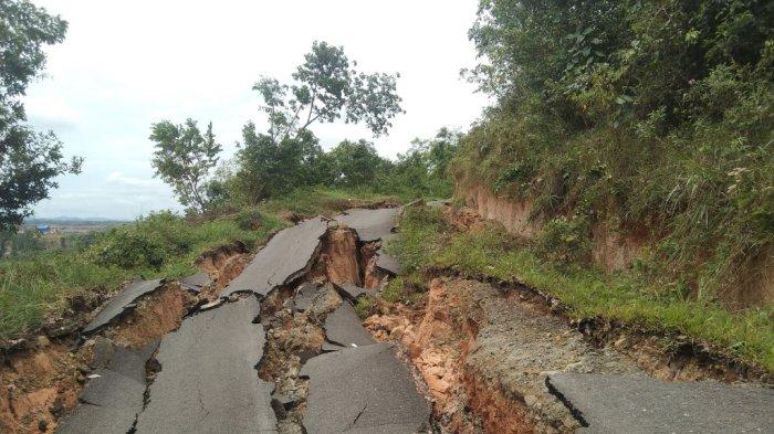 Longsor Memutus Jalan Menuju Objek Wisata Religi Makam Datu Nuraya dan ...