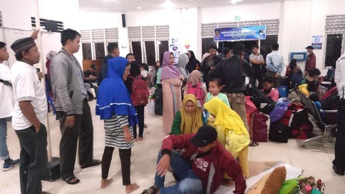 Ruang Terminal Keberangkatan Kapal Minim Tempat Duduk, Penumpang Beli ...