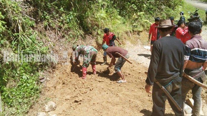 Longsor di Patikalain Kabupaten Hulu Sungai Tengah, Warga Gotong Royong Bersihkan Jalur ...
