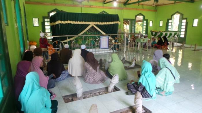 Libur Panjang, Makam Datu Sanggul Ramai Dikunjungi Peziarah ...