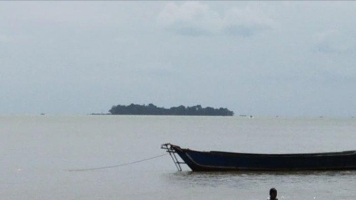 Wisata Pantai Batakan Tanahlaut, Menyeberang ke Pulau Datu Berziarah ke ...
