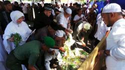 Jenazah Sjachriel Darham Tiba di Pemakaman - Banjarmasinpost.co.id
