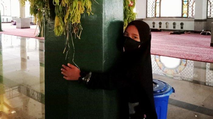 Dengan Niat Kembali Lagi, Orangtua Meminta Anak Memeeluk Tiang Soko ...