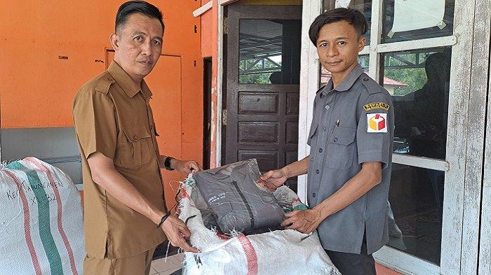 Pengawas TPS di Tabunganen Batola Diberi Atribut, Diharapkan Lebih ...