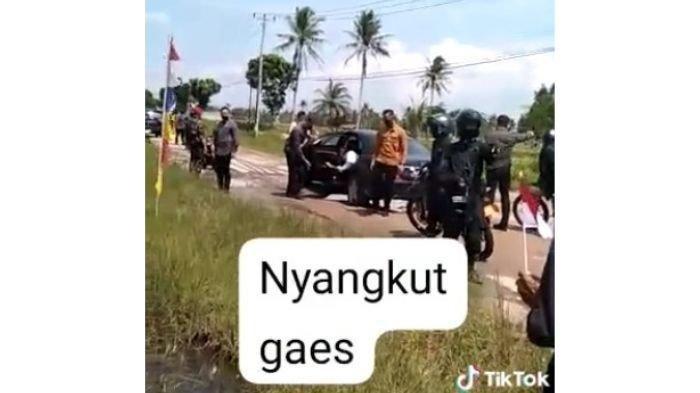 Viral di TikTok, Mobil Jokowi Tersangkut di Jalanan Rusak Lampung, Presiden Buka Pintu Mobil ...