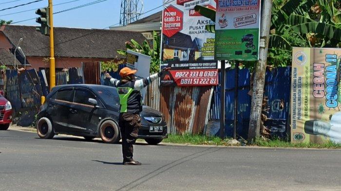 Sari Atur Lalu Lintas di Sultan Adam Banjarmasin Sambil Berdendang ...