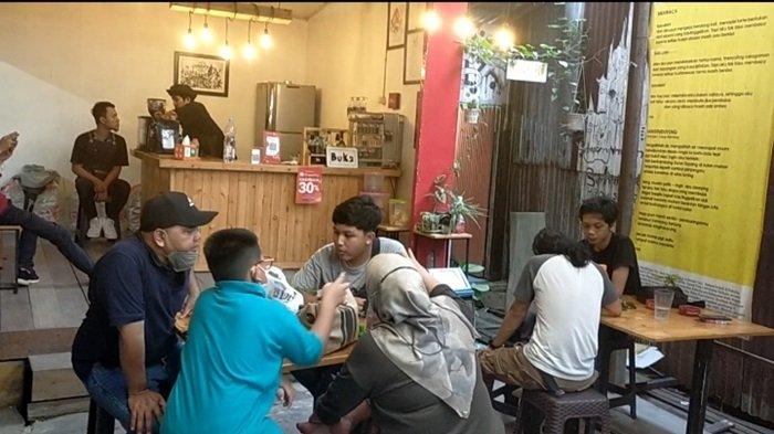 Uniknya Kafe Oettara Koffie di Jalan Sultan Adam Banjarmasin, Nama Beda ...