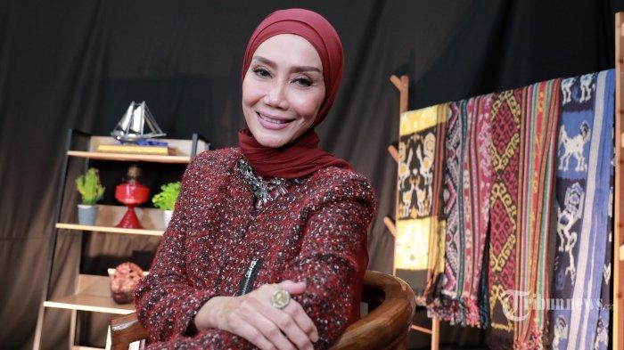Ini Kisah Okky Asokawati, Ada Cerita Pengalaman Dunia Modeling di Usia ...