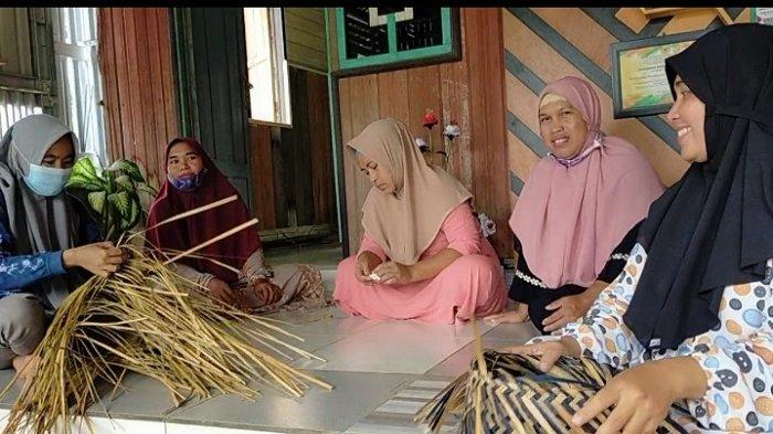 Dihantam Pandemi, Kerajinan Purun Masih Jadi Sentra Ekonomi Andalan di ...