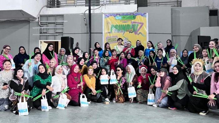 60 Kartini Modern Berolahraga Unik dengan Berkebaya dalam Pound Fit ...