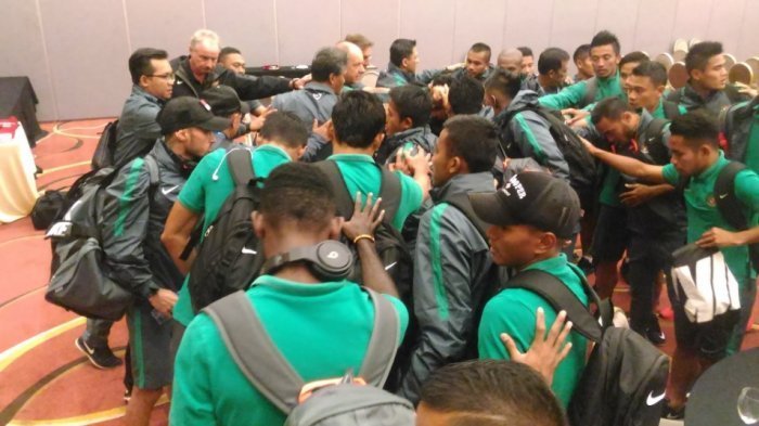 Foto Timnas Indonesia Berdoa Sebelum Menuju ke Stadion Pakansari ...