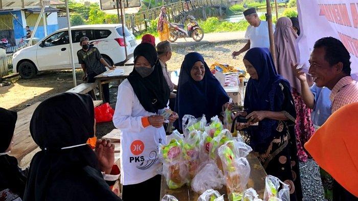 PKS Batola Gelar Pasar Murah, 500 Liter Minyak Goreng Ludes Diserbu ... PKS Batola Gelar Pasar Murah, 500 Liter Minyak Goreng Ludes Diserbu ...
