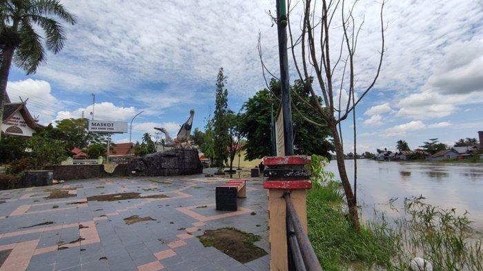 Wisata Kalsel : Rekreasi ke Maskot Patung Itik di HSU, Pengunjung Bisa ...