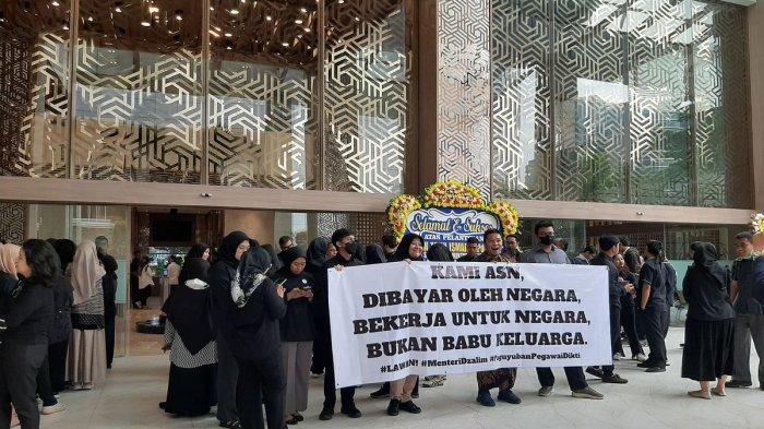 Detik-detik Mobil Dinas RI 25 Diduga Ditumpangi Mendikti Prof. Satryo ...