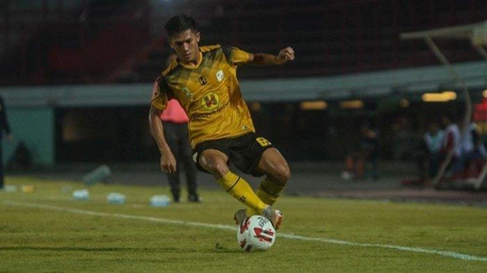 Libur Kompetisi, Pemain Muda Barito Putera Isi Waktu Luang Kasih Makan ... Libur Kompetisi, Pemain Muda Barito Putera Isi Waktu Luang Kasih Makan ...