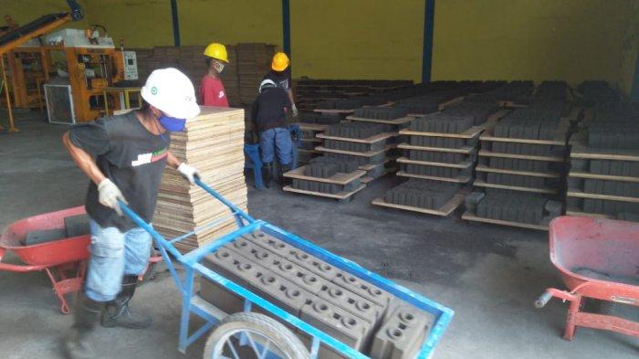 Bantu Masyarakat Ende, PLN Salurkan Batako dari FABA PLTU Ropa ...