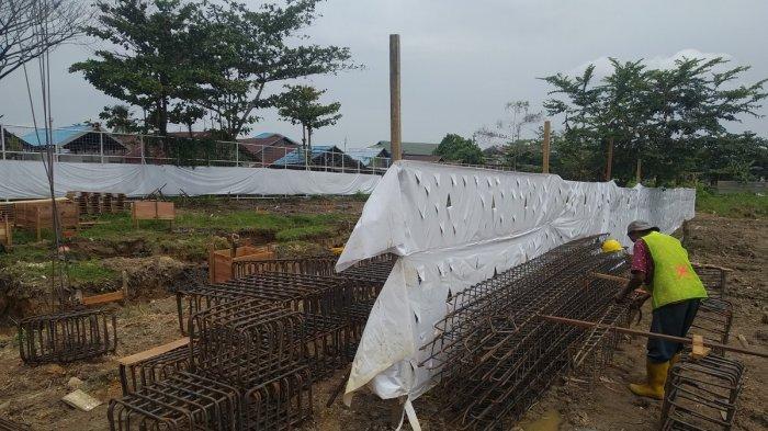 Proyek Dispora Kalsel Dimulai, Tribun Mini Lapangan Sepakbola Kayu ...