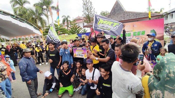 Wisata Kalsel - Balap Perahu Ces di Marabahan Berhadiah Uang Hingga ...