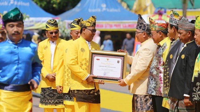 Hadiri HUT ke-73 Kalsel, Bupati HSS Terima Penghargaan Penyelenggara ...