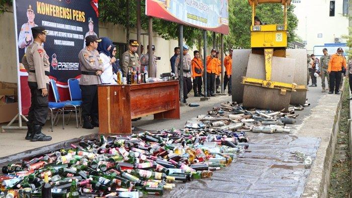 Polres Banjarbaru Musnahkan Barang Bukti, 1.000 Botol Miras dan Knalpot Brong Digilas Setum ...