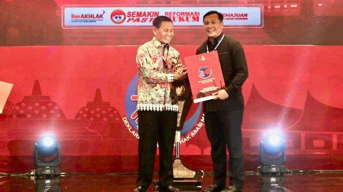 Raih Predikat Kota Peduli HAM, Kemenkumham Beri Penghargaan kepada Wali Kota Banjarbaru Aditya ...