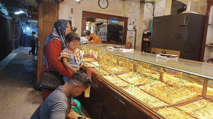 Warga Banjarmasin Ramai-ramai Jual Emas 99 Jelang Tahun Ajaran Baru, Harga Emas Antam Melonjak ...