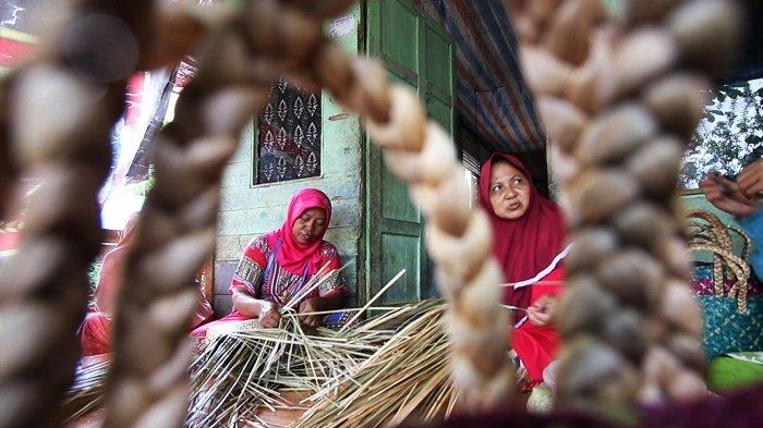 Kerajinan Purun Banjarbaru Tampil di Gekraf Paris Fashion Show 2022 ...