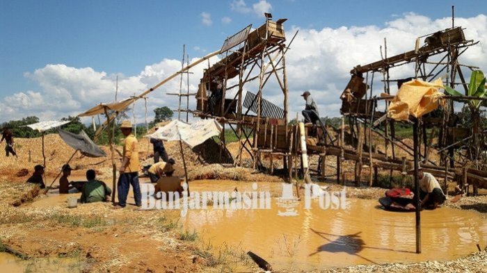 Mendulang Intan Tak Asal Gali, Begini Cara Pendulang di Cempaka ...
