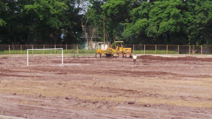Rumput Lapangan Sepak Bola Stadion Sarabakawa Diganti - Banjarmasinpost ...