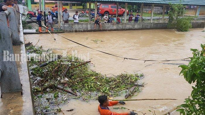 Sampah Sungai Tapin Tertahan di Jembatan Banua Halat Kiri - Banjarmasinpost.co.id