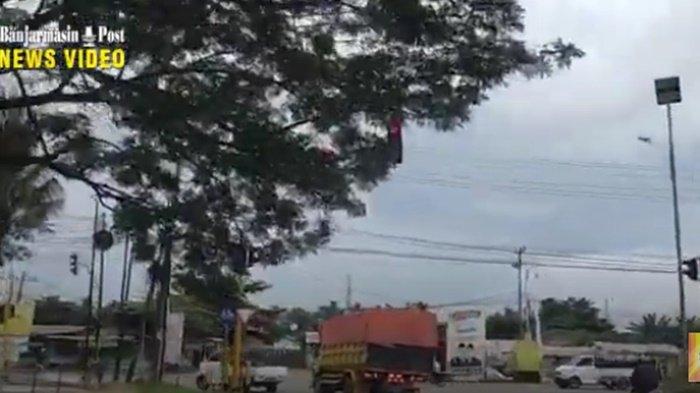 VIDEO Tak Ada Rambu di Pertigaan Jalan Banjarbaru Ini Bingungkan ...