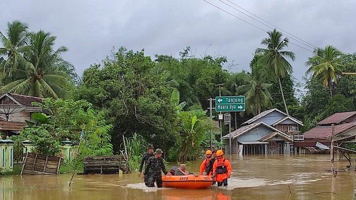 Gunakan Perahu, Petugas Gabungan Bantu Evakuasi Korban Banjir Haruai ...