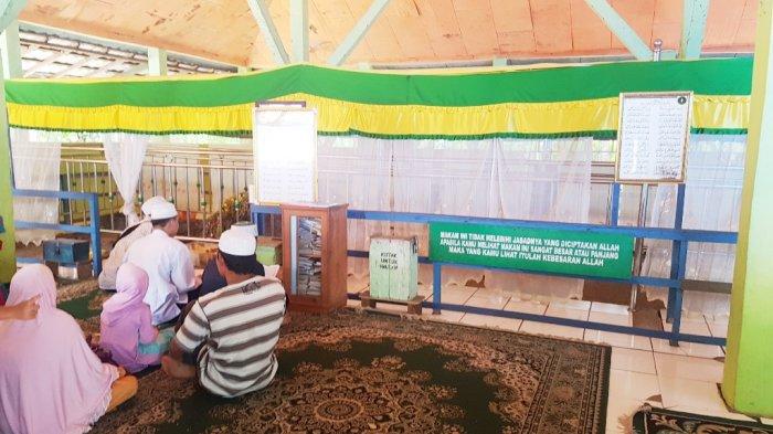 Malam Hari Kawasan Makam Datu Nuraya di Tapin Terang Benderang ...
