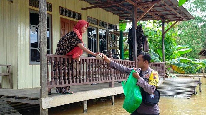 Bantu Kebutuhan Makan Korban Banjir, Polres HST Dirikan Dapur Umum - Banjarmasinpost.co.id