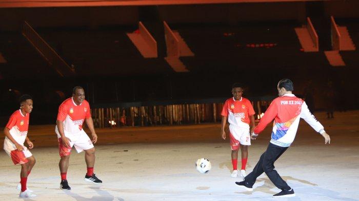 Pembukaan PON Papua 2021: Jokowi Main Bola dengan 4 Anak Papua dan ...