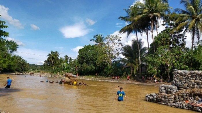 Gunakan Jamban Apung, Warga Alat Angkut Batu Kali Bangun Jembatan ...