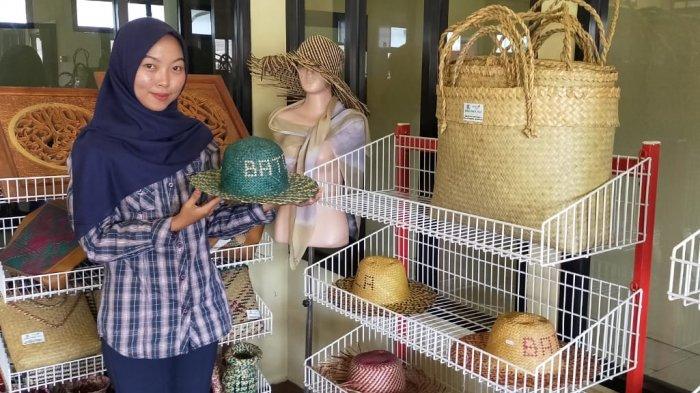 Topi Purun Tikus Khas Belawang Selalu Memikat Wisatawan, Camilan Juga ...